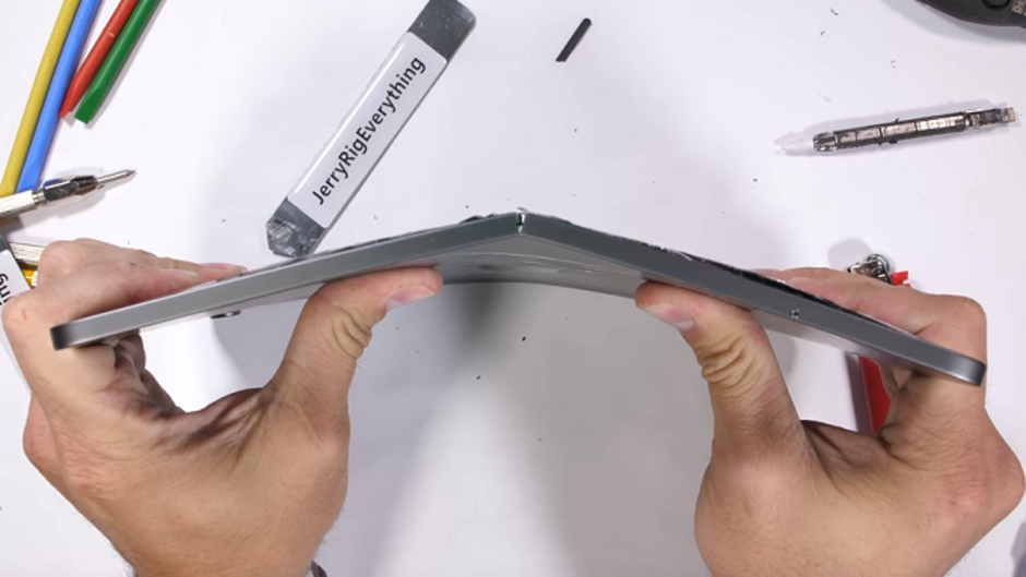 New Apple iPad Pro tablets appear to be vunerable to bending - PhoneArena