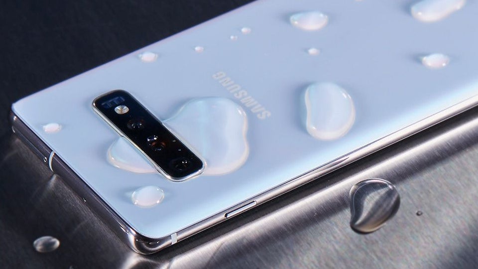 Samsung's Galaxy ads on the beach land it a water-resistant lawsuit ...