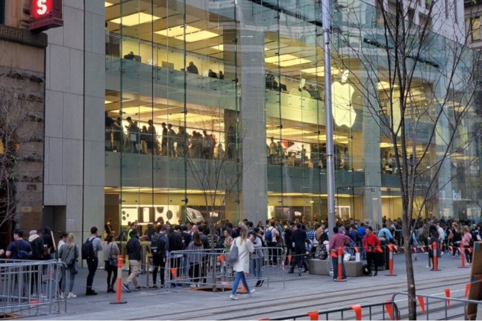 The 2019 Apple iPhones launch creating smaller lines outside Apple ...
