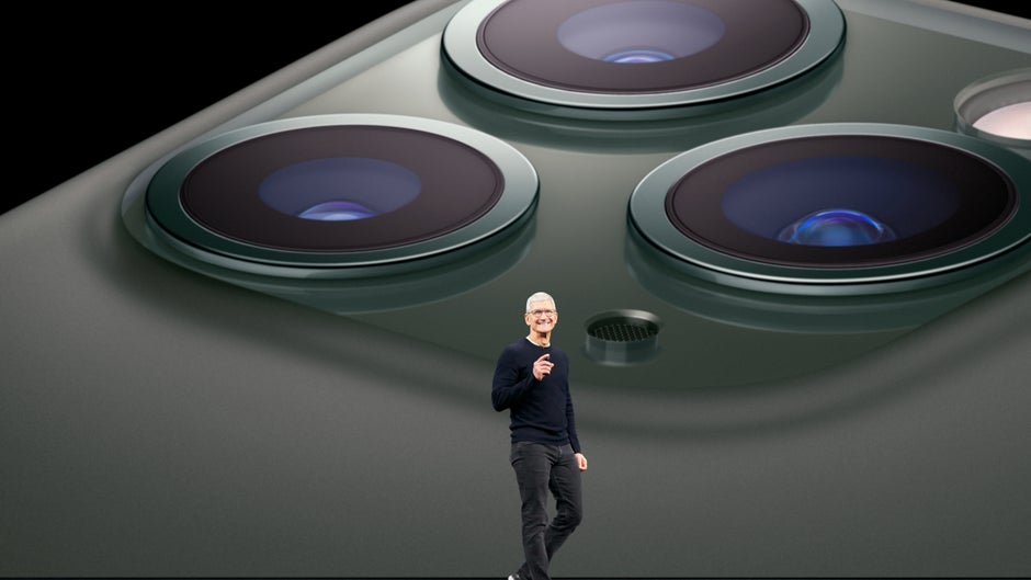 Apple's stock hits record high: 4-1 split is announced after blow-out ...