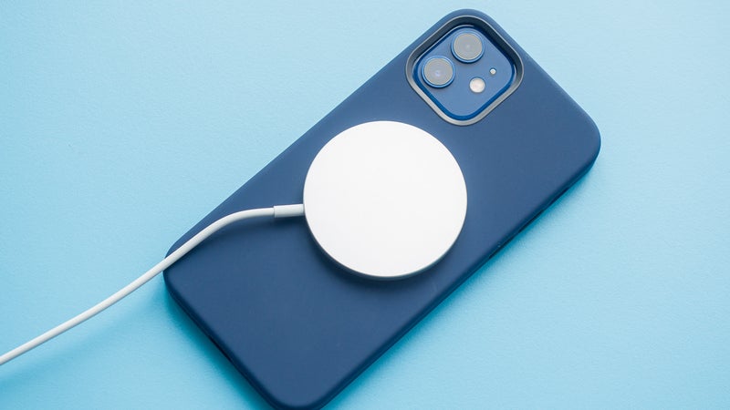 Apple iPhone 12/Pro 18W vs 20W vs 5W vs MagSafe adapter charging speeds ...