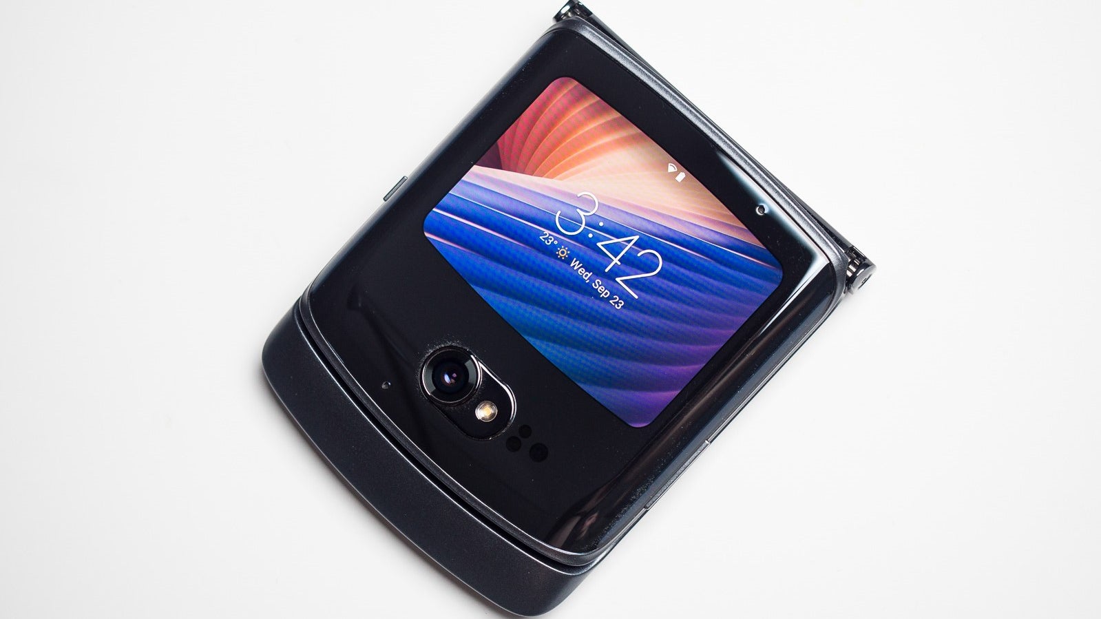Motorola is going full flagship mode with the Motorola Razr 3 - PhoneArena