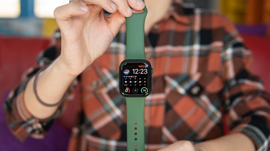 Apple Watch Emergency SOS helps save a woman trapped in ice-cold river ...