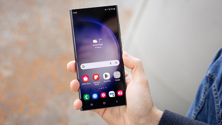 Samsung's Auto Lens Switching feature is now available on more Galaxy ...
