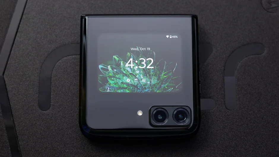 Motorola teases an upcoming Razr foldable with a large external display ...