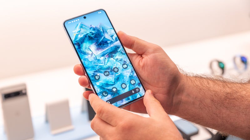 Pixel's At a Glance widget adds new shopping feature to Pixel 8 series ...