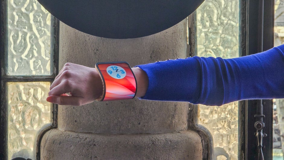 A flexible phone that goes on your wrist (kind of): Motorola shows ...