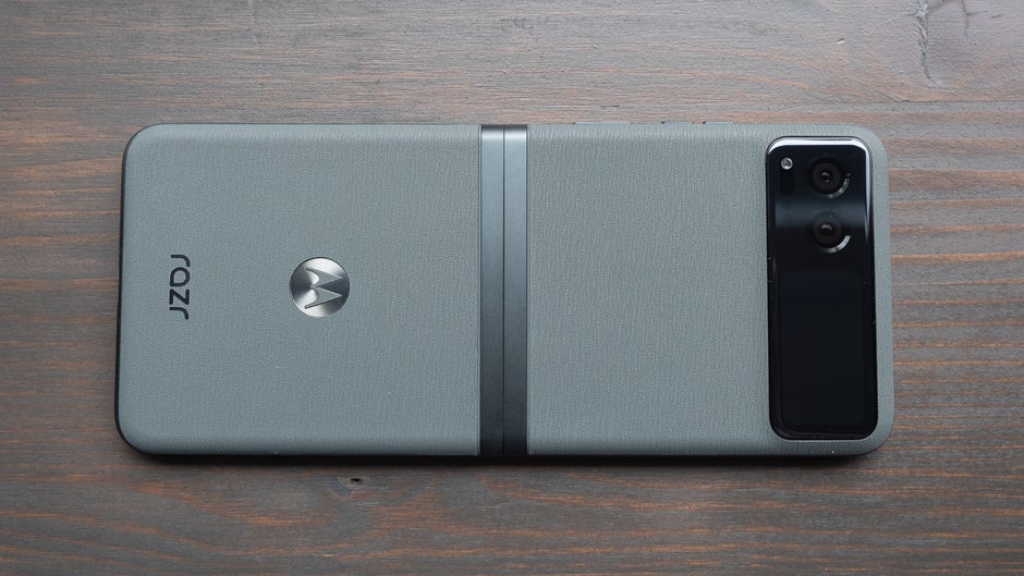 The Motorola Razr (2023) foldable is almost TOO affordable at its huge ...