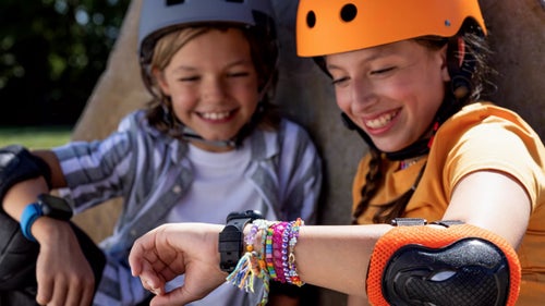 T-Mobile's new free smartwatch for kids has a flashlight, two cameras ...