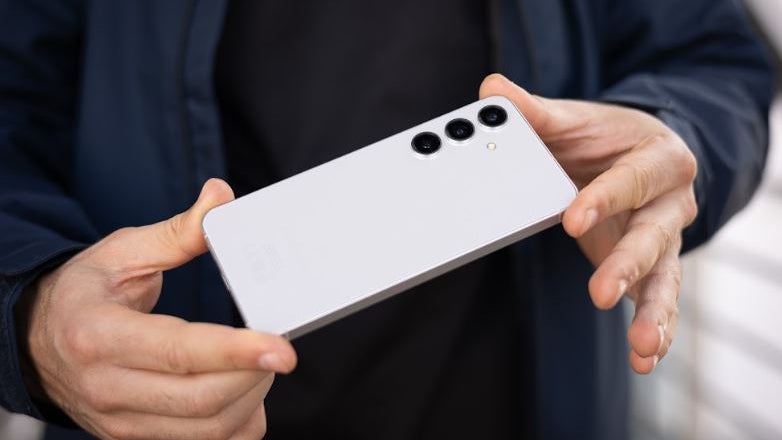 Galaxy S25 Ultra flaunts its slim design in more ways than one - PhoneArena