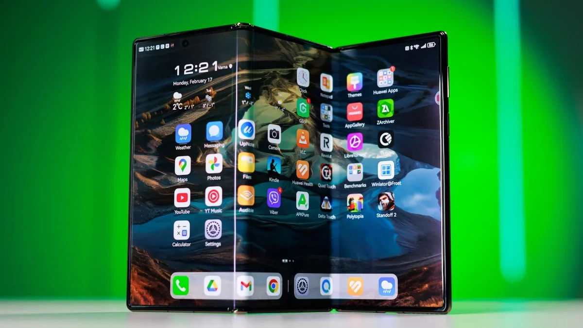 Samsung executive confirms release window for its ambitious trifold ...