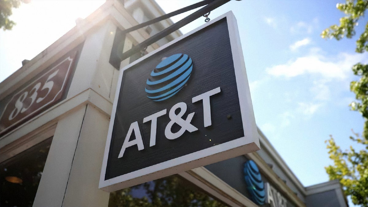 AT&T wants you to go all in and offers free iPhone upgrades for three ...