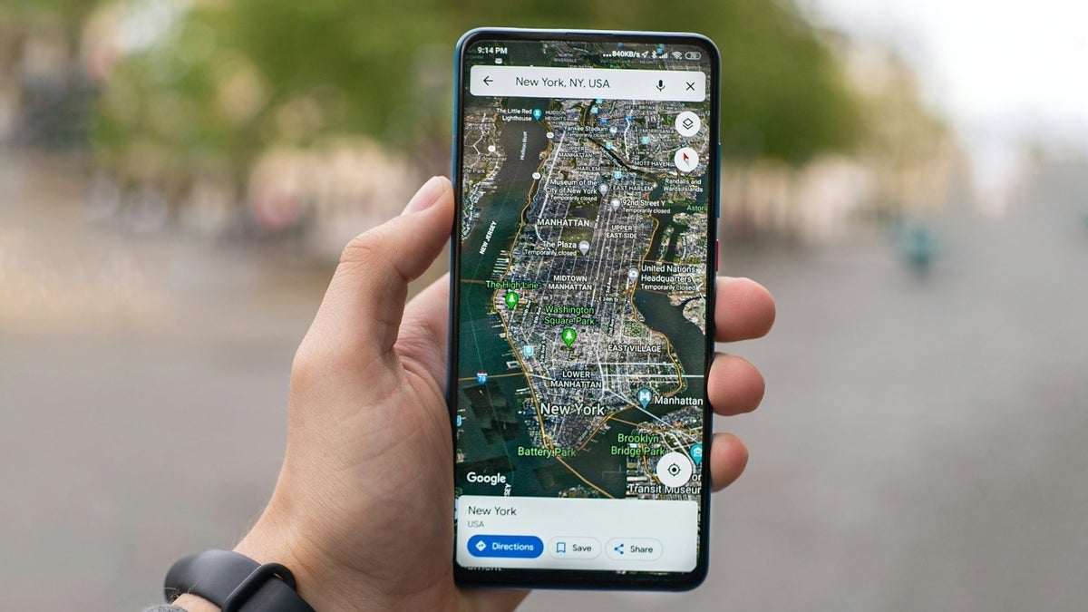 Google Maps' new live lane guidance helps users safely exit a highway ...