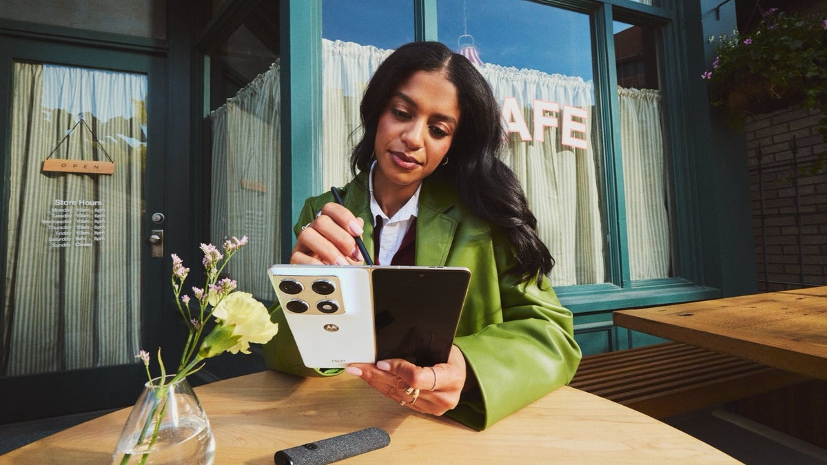 Motorola is finally making a big foldable, and I think it’s aiming at ...