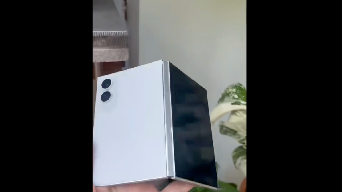 Samsung employee spotted using wide Galaxy Z Fold 8 in public - PhoneArena