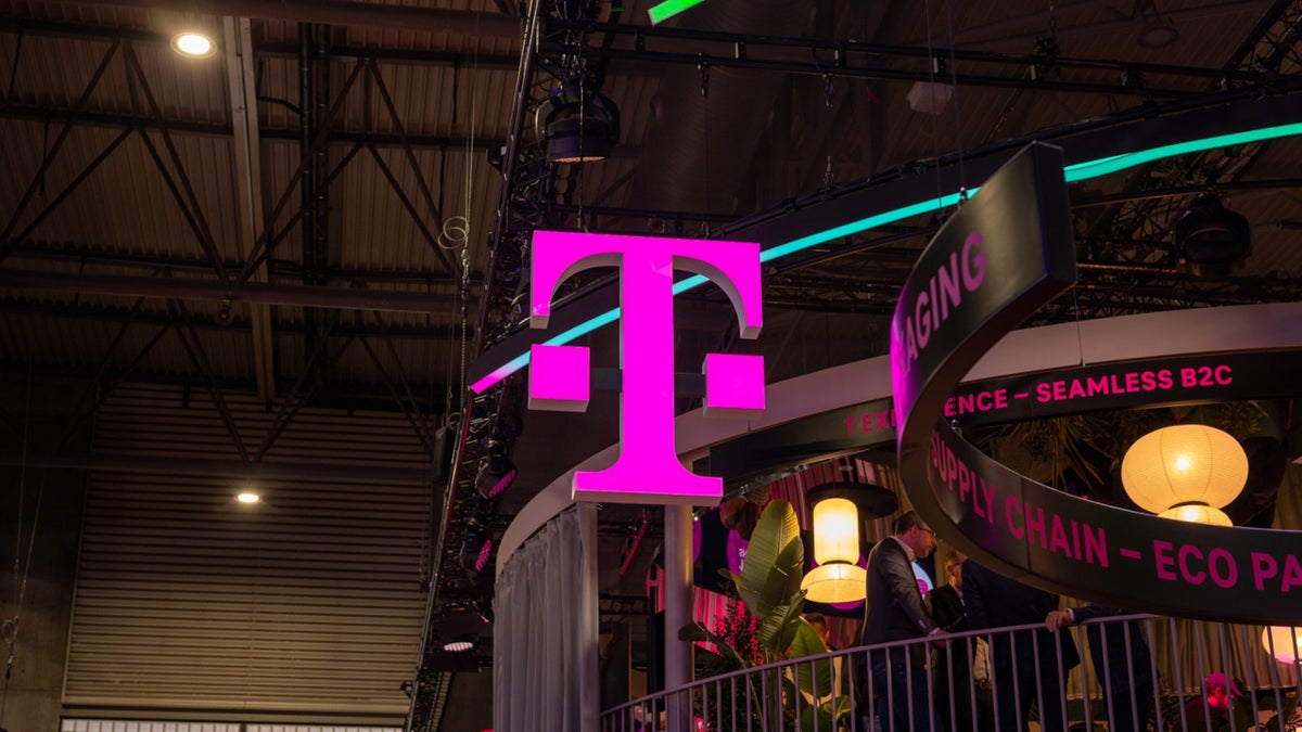 T-Mobile Employee Warns Customers of 'Shady Behavior' in Store - News ...