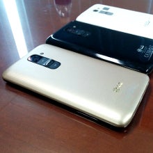 Here are the first live pics of the LG G2 gold edition - PhoneArena