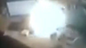 Phone explodes and causes panic at an office: all caught on video ...
