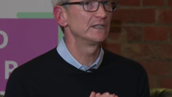 Video shows that Apple CEO Tim Cook is carrying the iPhone X with him ...