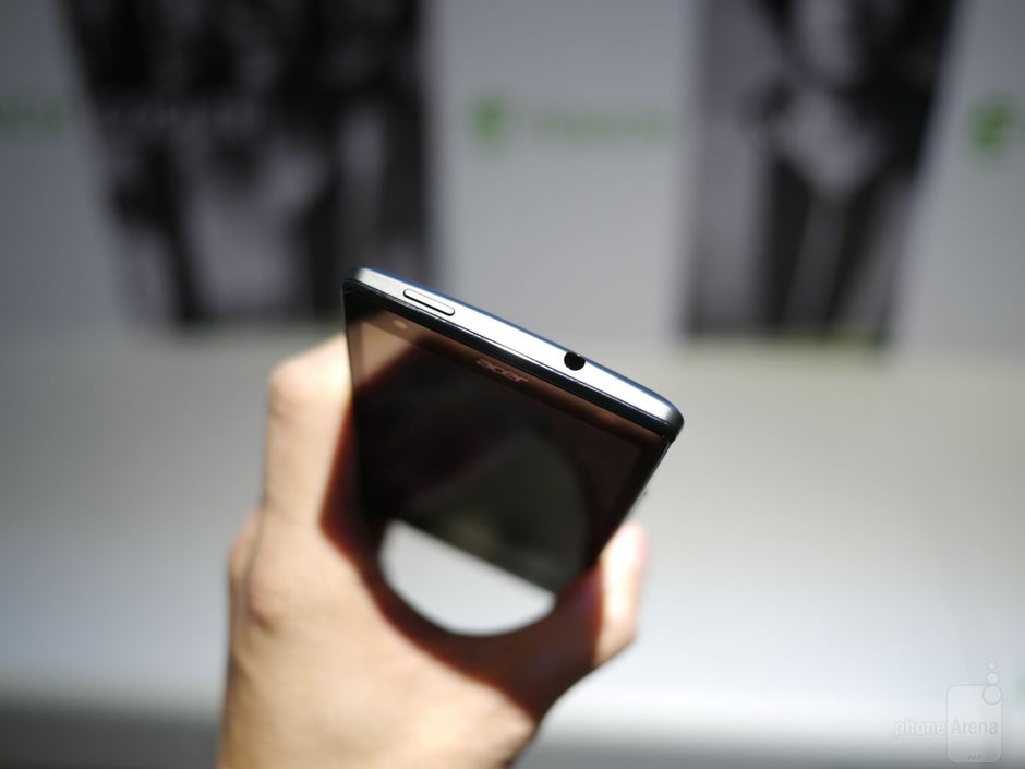 Acer Liquid E3 hands-on: front facing LED flash for those selfies ...