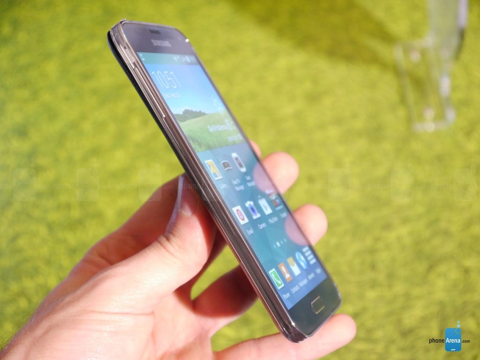 Samsung Galaxy S5 vs LG G Pro 2: first look - PhoneArena