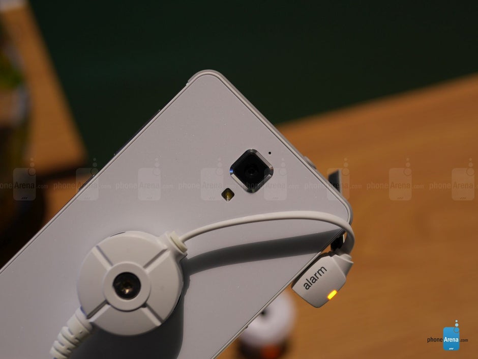 Hisense C20 hands-on - PhoneArena