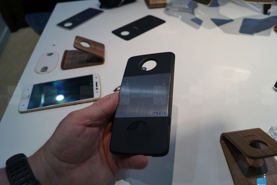 Moto Insta-Share Projector hands-on - PhoneArena