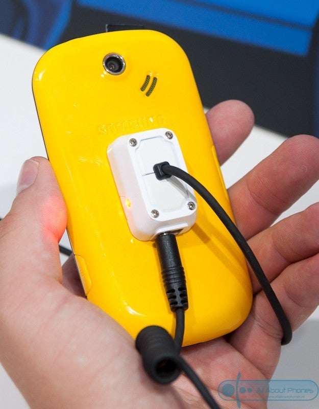 The Samsung B3210 sports a full QWERTY keyboard and youthful design ...