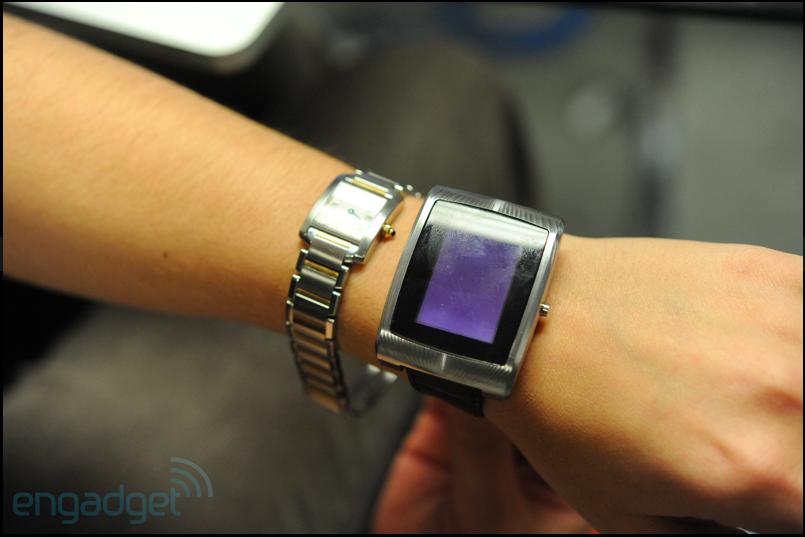 inPulse watch for BlackBerry stops for wrist-on photos - PhoneArena