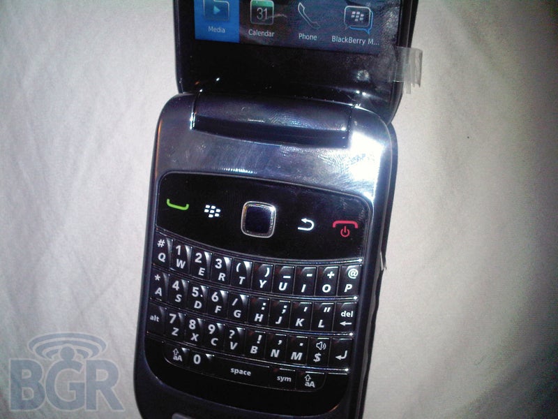 OS 6.0 gets previewed on the BlackBerry 9670 - which is a flip phone ...