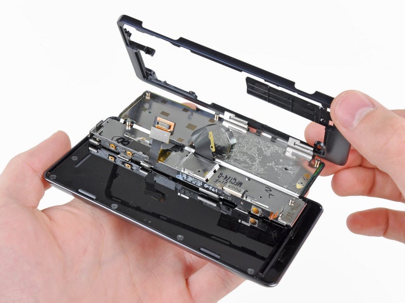Motorola DROID 2 gets disassembled for your viewing pleasure - PhoneArena