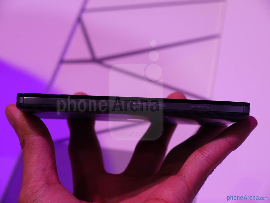 Motorola DROID RAZR MAXX HD hands-on - PhoneArena