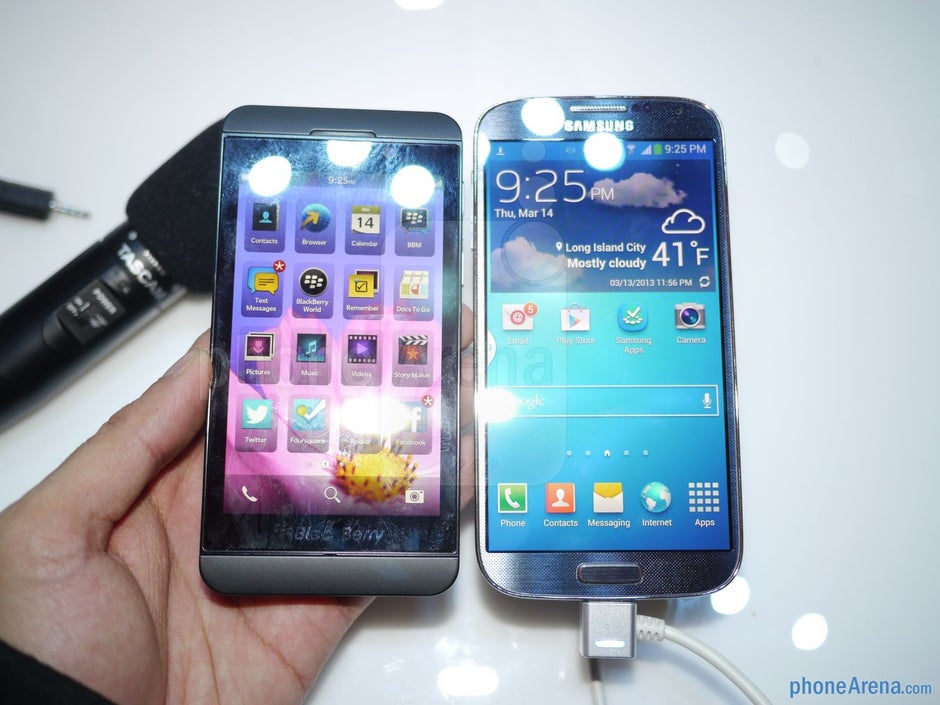 Samsung Galaxy S 4 vs BlackBerry Z10: first look - PhoneArena